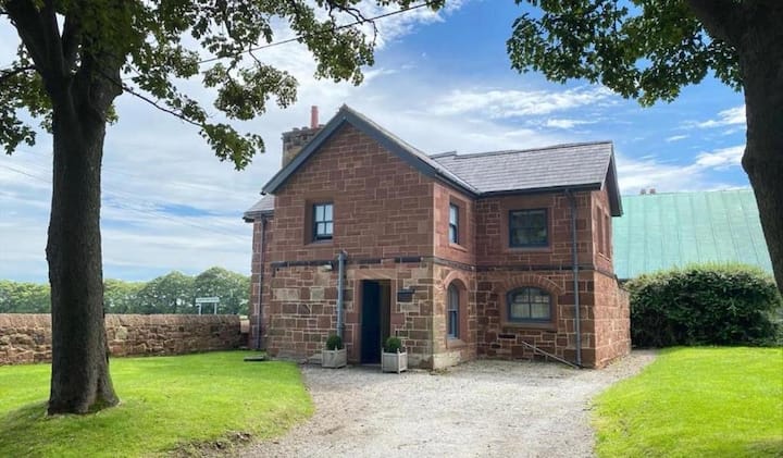 Luxury 4 Bedroom Grooms Cottage - Lime Street Station - Liverpool