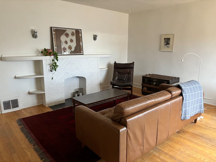 Central, Large, Historic Downtown Apartment - Fort Calgary