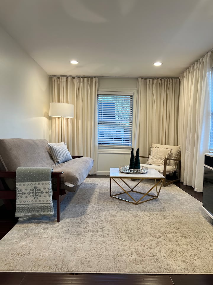 Cozy Stay: Sauna, Kitchen & Fun For Kids - Ludlow, MA