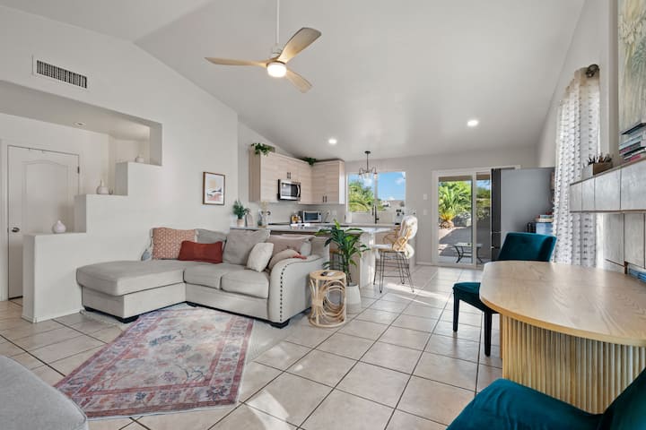 Cozy Art Retreat: Gourmet Kitchen + Workspace - Tucson, AZ