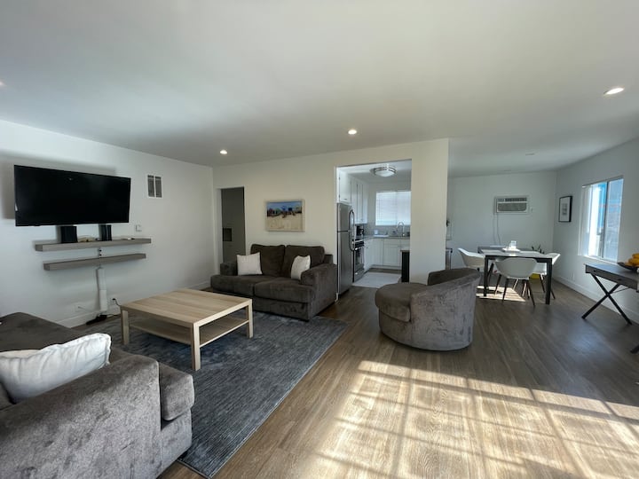 Newly Renovated Apartment Near Hollywood Sign. - Los Angeles, CA