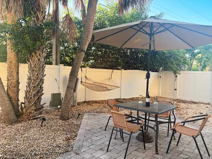 Renovated 2bd Beach Getaway In Prime Location! - St. Pete Beach, FL