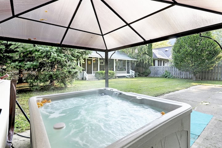 Sunsational: Downtown, Hot Tub, Screen Porch, Deck - Saugatuck, MI