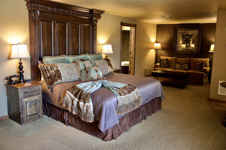 Kingwood Suites - Emerald Suite - Fredericksburg, TX