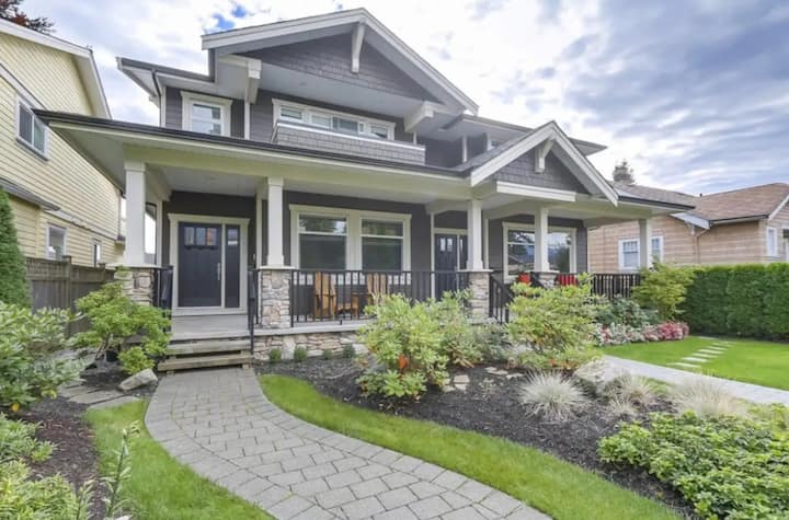 One Bedroom Suite In Central Lonsdale Location! - North Vancouver