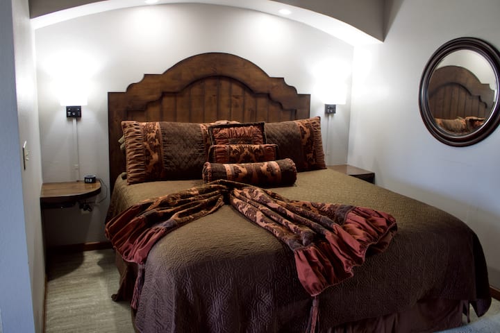 Kingwood Suites - Ruby Suite - Fredericksburg, TX