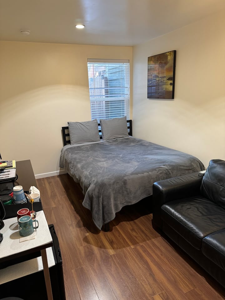 Charming Room With Attached Private Bath In Sunset - Steinhart Aquarium, San Francisco