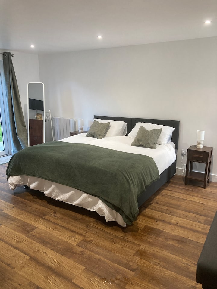 Murrayfield Ensuite Room Private Access Parking - Edinburgh