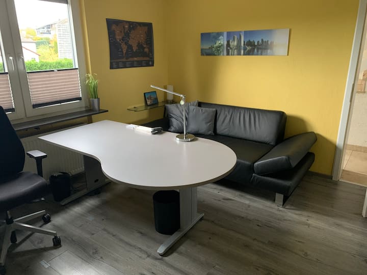 Büro-zimmer & Bad 
& Mini-küche
Im Bonner Süden - ボン