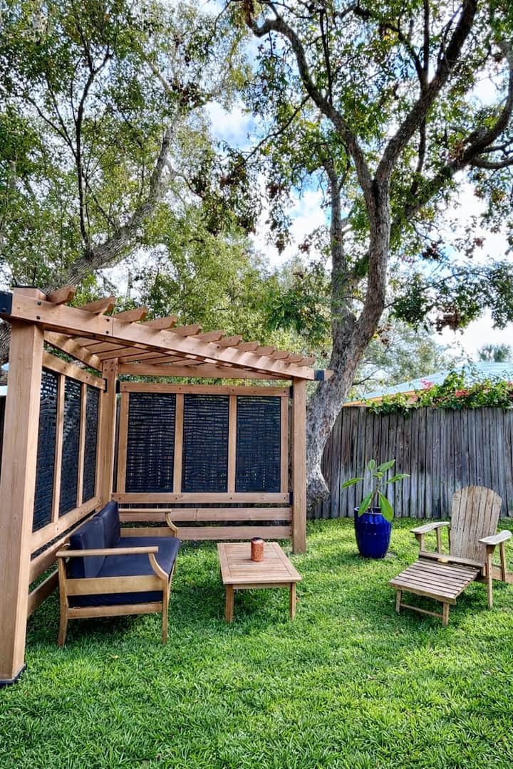 Sunny Backyardbungalow Retreat In Seminole Heights - Tampa, FL