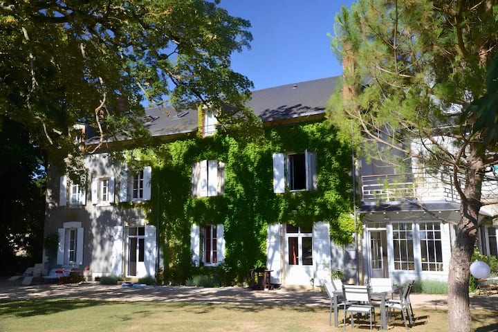 Domaine Champêtre Avec Piscine*5 Ch+sdb Privées - Châteauroux