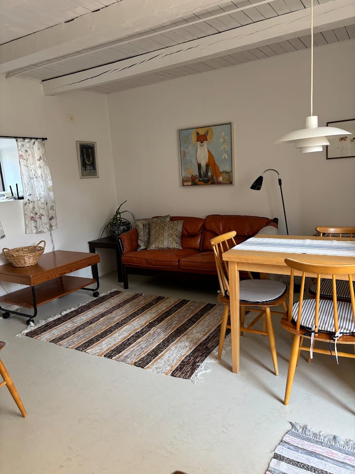 Kalkstensflygel Bland Rosor Och Jasmin - Gotland County