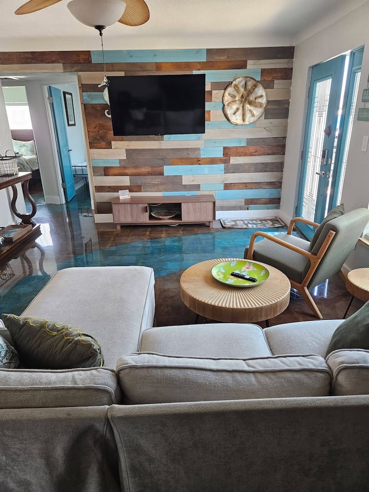 Quiet And Cozy ~ Walk To The Beach! - Madeira Beach, FL