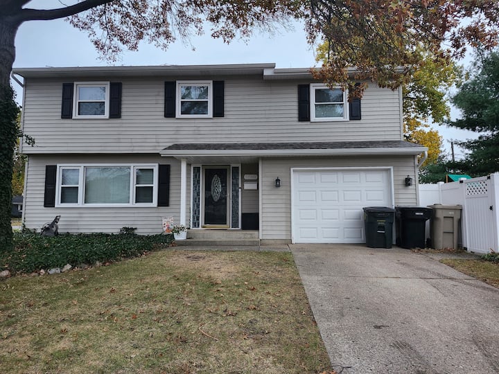 Large Home Within Walking Distance To Notre Dame - South Bend, IN