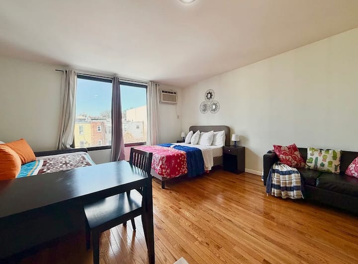 Cozy & Modern Brooklyn Getaway - Brooklyn, NY