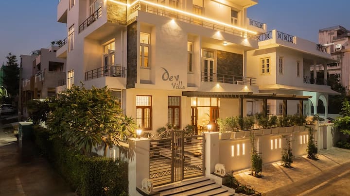 ''Cordial Invitation To Fellow Globetrotters'' - Udaipur