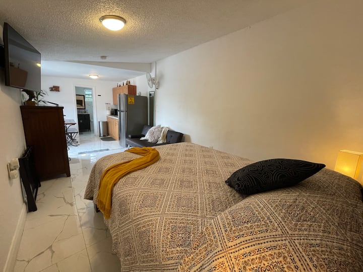 Luxe Studio W/small  Patio; 7 Mins To Mia Airport - Miami