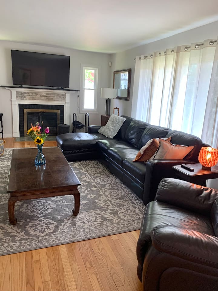 Bader House- Beautiful Notre Dame Getaway! - Mishawaka, IN