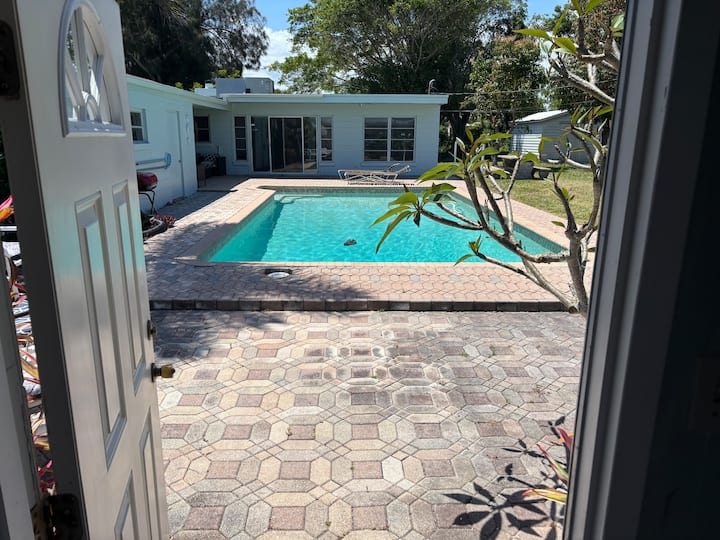 Cozy Pool Cottage,close To Beach And Downtown - Melbourne Beach, FL