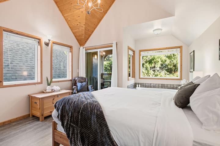 Forest & Sea Views | Jetted Tub | Walk To Beaches - Ucluelet