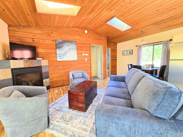 Humboldt Cottage :: Ocean + Garden Views - Mendocino, CA