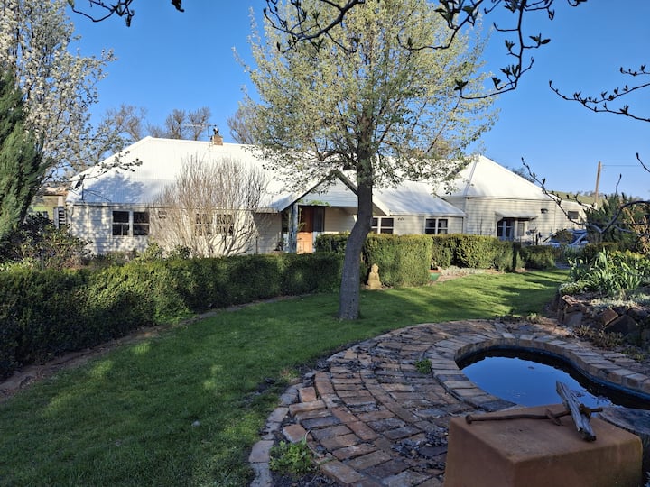 Both English And French Speakers - Walcha