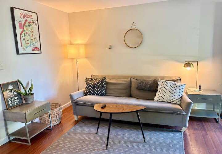 Quiet Neighborhood Apt – Clean, Safe, W/ Parking - Portland, ME