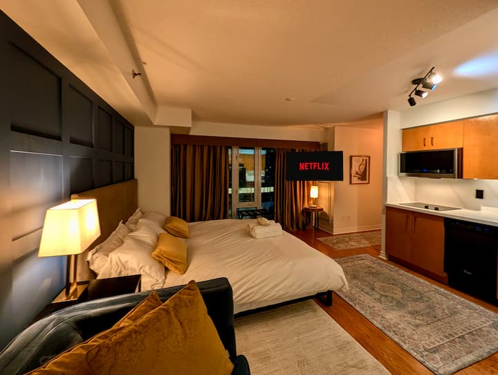 Urban Escape: Downtown King Tempur-pedic® Luxury - Toronto