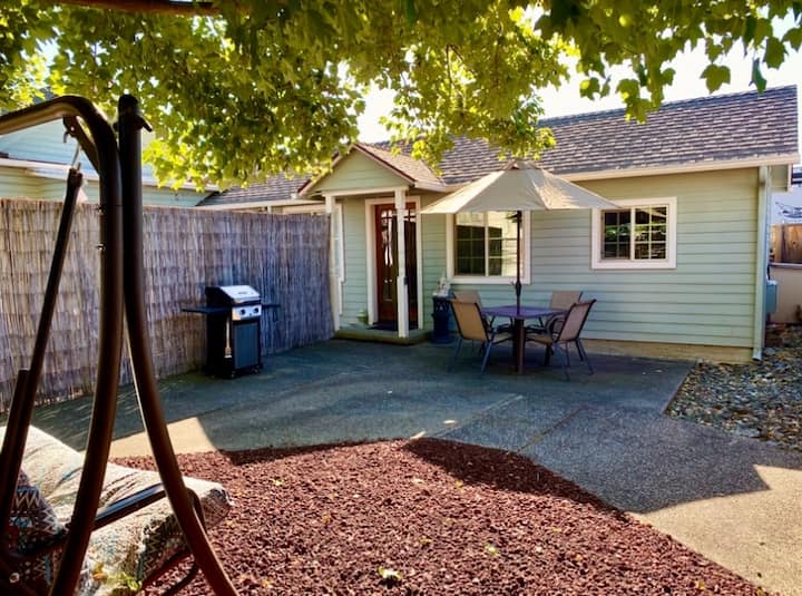 Charming Bungalow In Grants Pass Close To Downtown - Grants Pass, OR