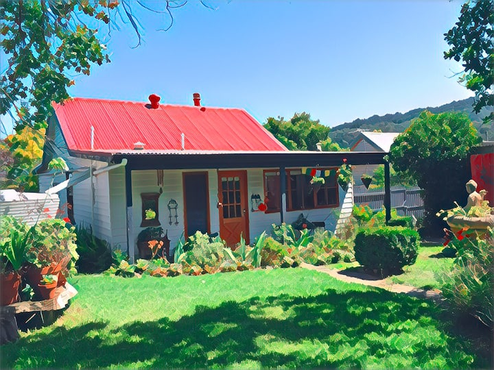 ‘Baraka B & B’
Pet Friendly Miners Cottage - Yarra Glen