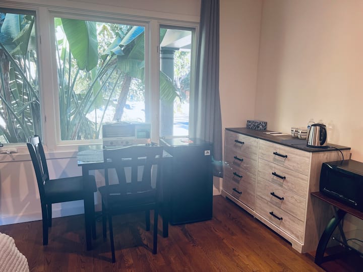 Paradise Studio, Hollywood Gated, Own Entrance. - Los Angeles, CA