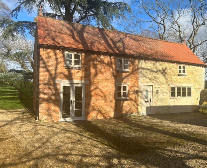 Immaculate Cottage In Exquisite Rural Setting! - 
