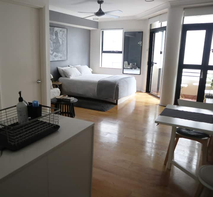 "Fish Pond" Centrally Located Studio With Balcony - Sydney