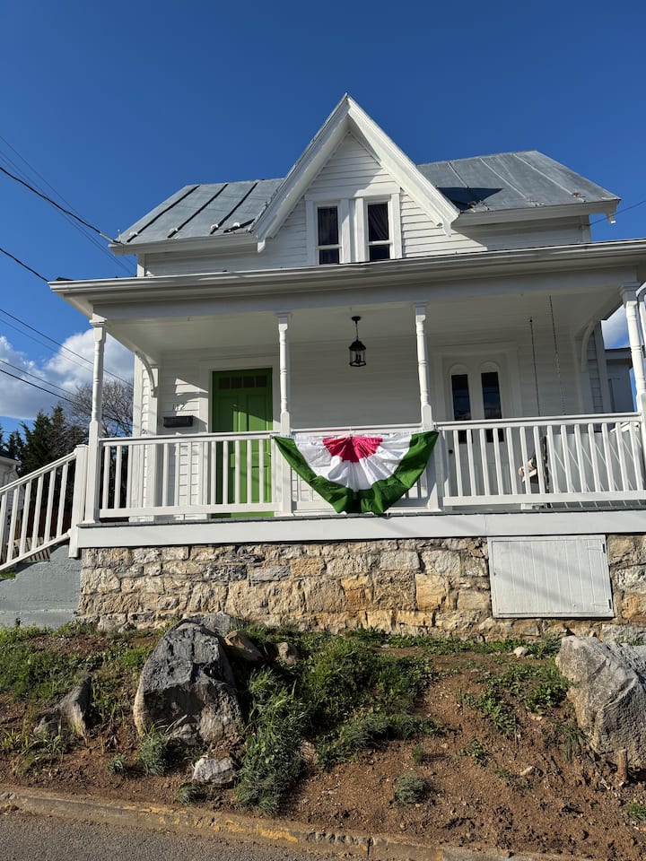 2br 2ba Oldtown Cottage - Winchester, VA