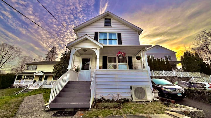 Charming Vintage Colonial | Classic All-american!. - New Canaan, CT