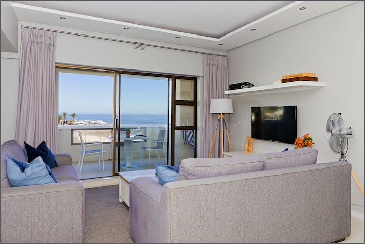 Beachfront Bliss - Oceanfront Apartment - Cape Town