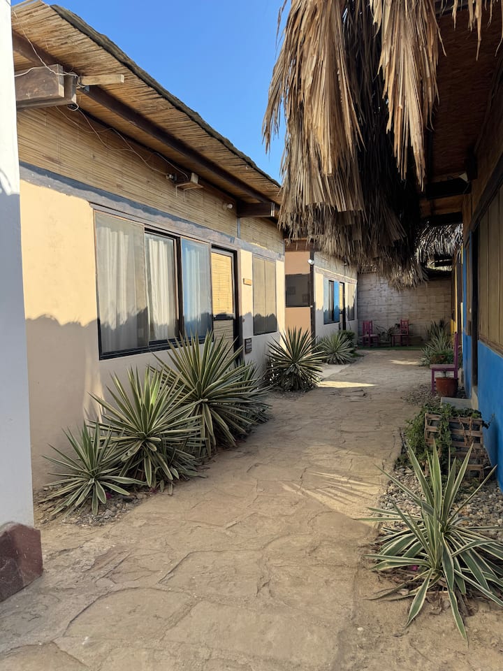 Bungalow Amoblado Y Con A.c.  A 50 Mt De La Playa - Máncora