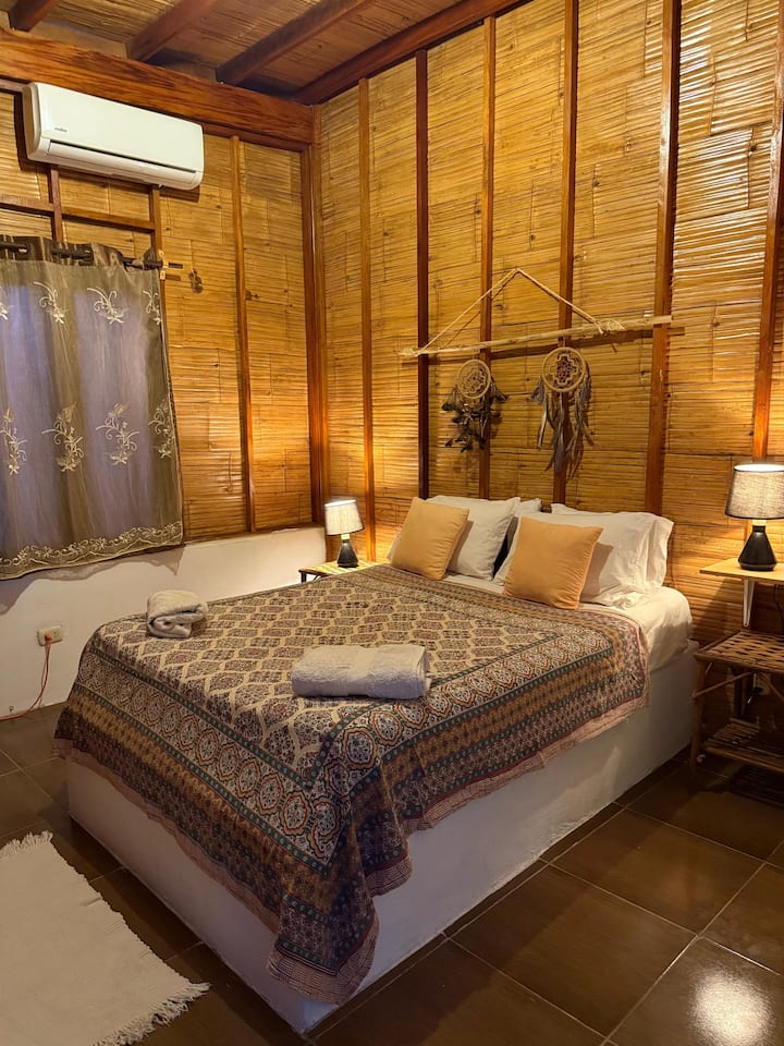 Bungalow Amoblado Y Con A.c.  A 50 Mt De La Playa - Máncora