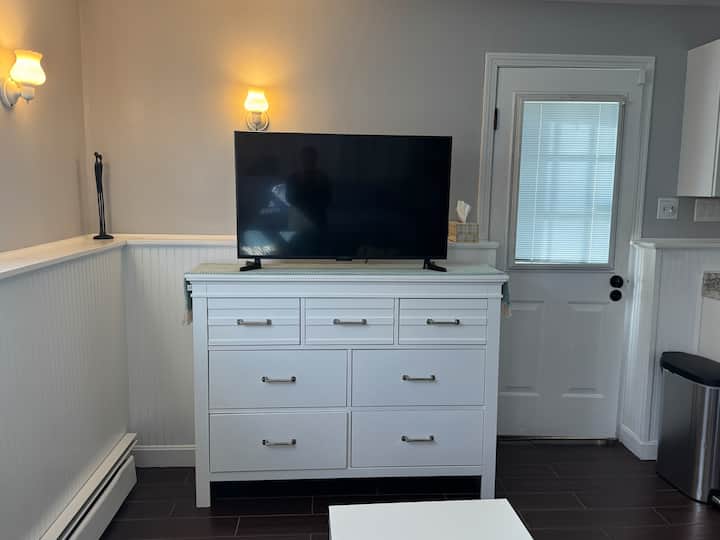 Private Modern Studio With Parking - Rhode Island