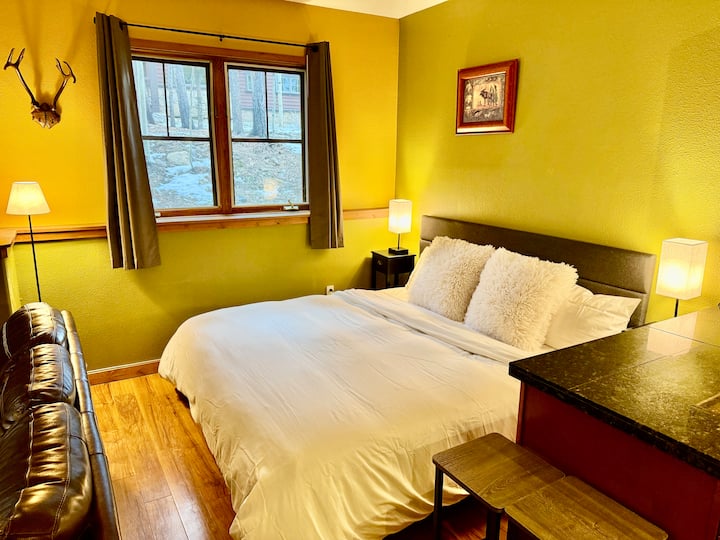 Cozy - King Bed - Walkable - Breckenridge, CO