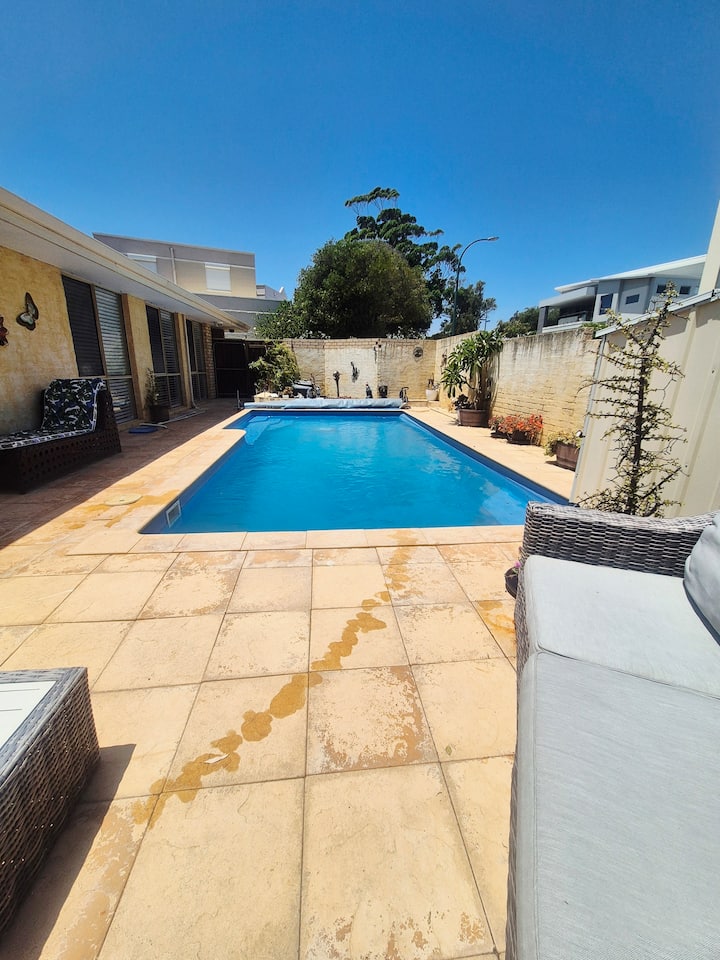 Private Poolside Retreat In Scarborough. - Perth