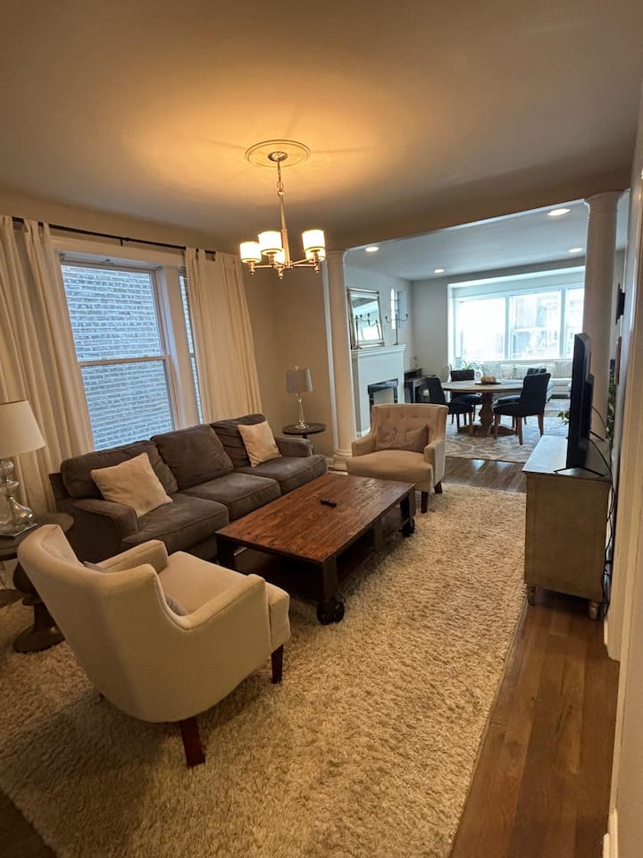 Delightful 3 Bed 2 Bath With Free On-site Parking! - Niles, IL