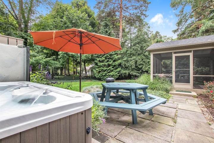 Daisy Cottage: Hot Tub, Walk To Lake Michigan, Bbq - Douglas, MI
