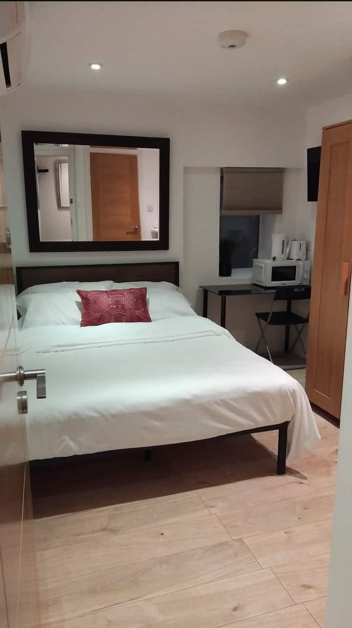 A Small Double ( Basement ) Studio Hyde Park B33 - Londres