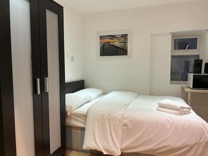 A Small Double ( Basement ) Studio Hyde Park B33 - Londra