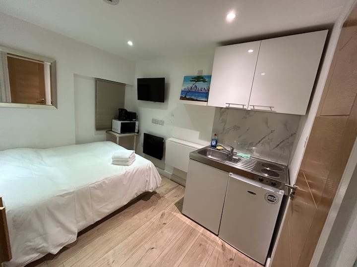 A Small Double ( Basement ) Studio Hyde Park B33 - Londres