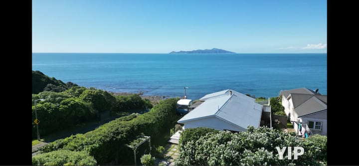Pukerua Beach Rd - Rustic Bach Style Family Home - Porirua