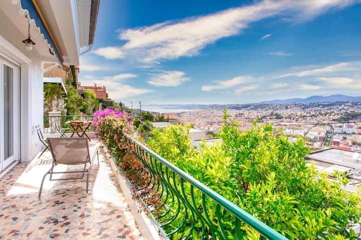 Villa Avec Une Vue Imprenable, Idéalement Située - Nice