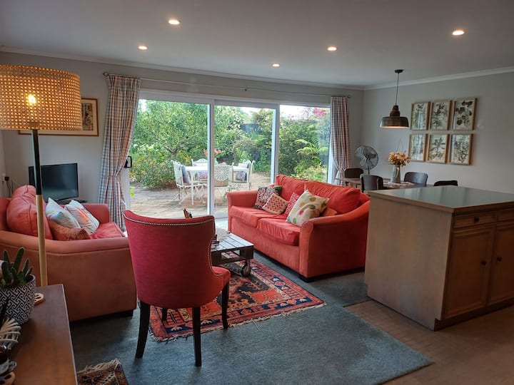 It's Spring At Riverside Cottage On Lake Rotorua - Rotorua