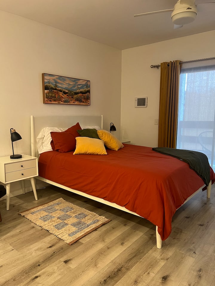 Quiet, Budget Friendly Studio W/ Balcony & Parking - Kensington - San Diego